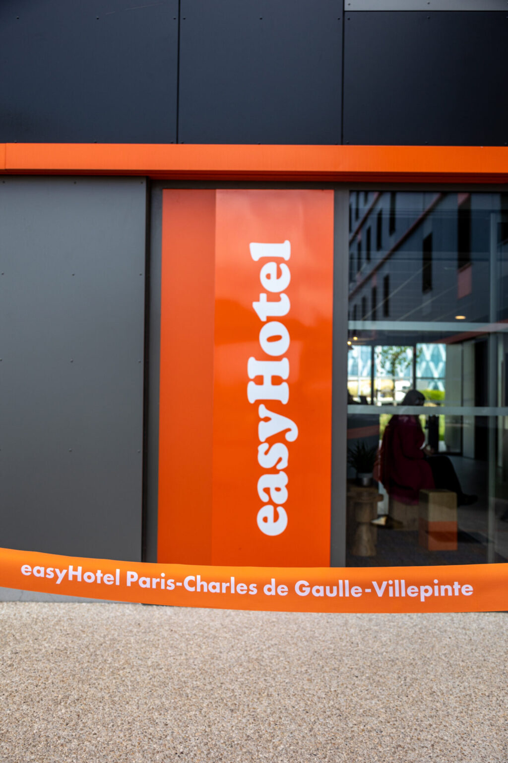 easyHotel, premier hôtel économique du domaine de Paris Aéroports ...